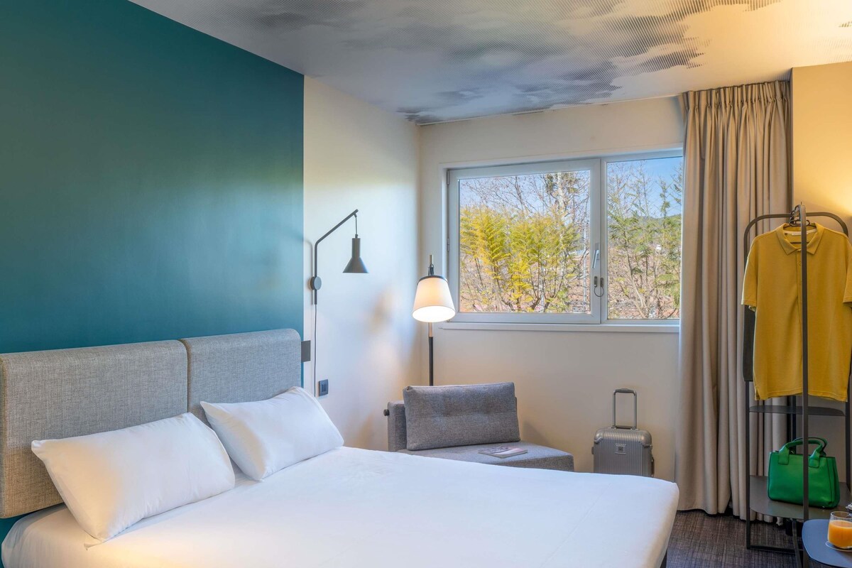 Quarto casal standard, várias camas | Roupas de cama antialérgicas, edredons de pluma, escrivaninha