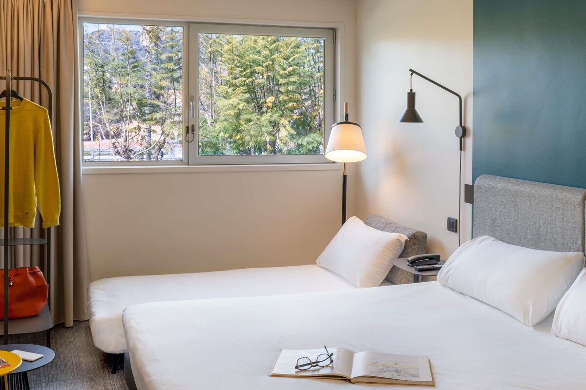 Quarto casal superior, 1 cama de casal e sofá-cama | Roupas de cama antialérgicas, edredons de pluma, escrivaninha