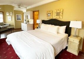 Quarto superluxo, 1 quarto, para não fumantes (LUXURY KING ROOM W. BALCONY) | Edredons de pluma, ferros/tábuas de passar roupa, Wi-Fi de cortesia