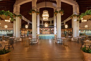 8 restaurantes, pequenos-almoços servidos, cozinha internacional 