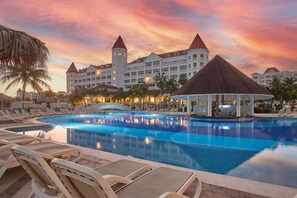10 bares/lounges, um bar à beira da piscina, um bar junto à piscina 