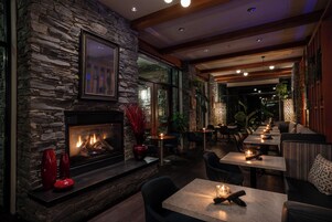 Pequenos-almoços, almoços, jantares servidos, com vista para o jardim