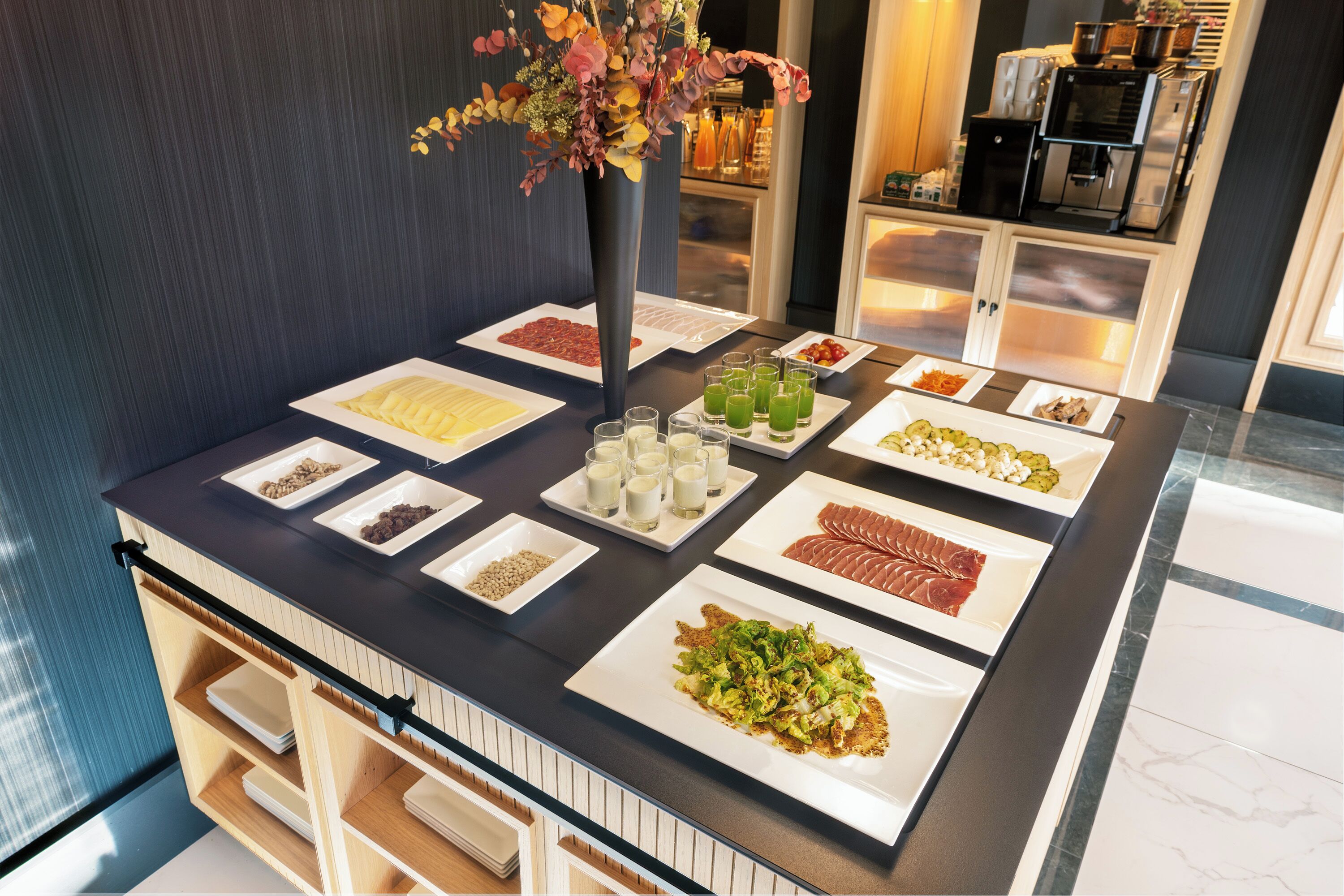 Disposição de buffet com diversos alimentos e bebidas.