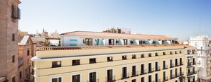 Um edifício de vários andares com telhado em telhas e varandas.