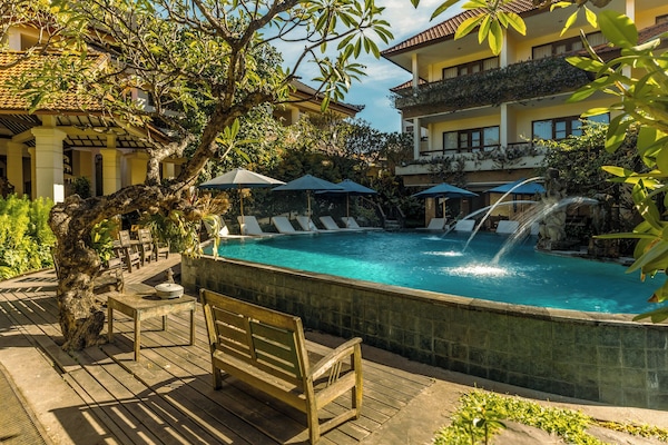 2 piscinas externas, funciona das 9h às 19h30, guarda-sóis