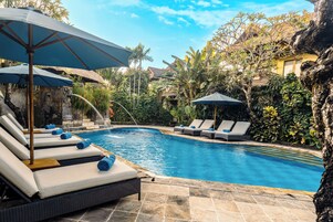 2 piscinas exteriores, da(s) 9:00 à(s) 19:30, guarda-sóis 