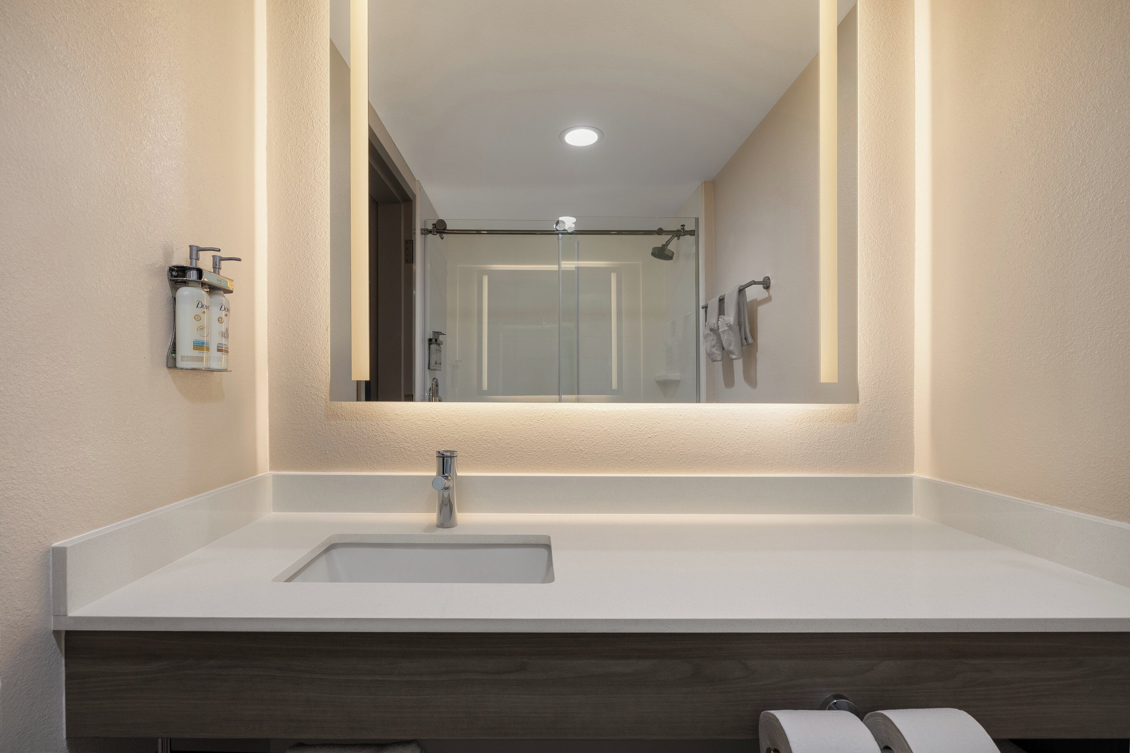 Secretária, cortinas/cortinados opacos, ferro/tábua de engomar 