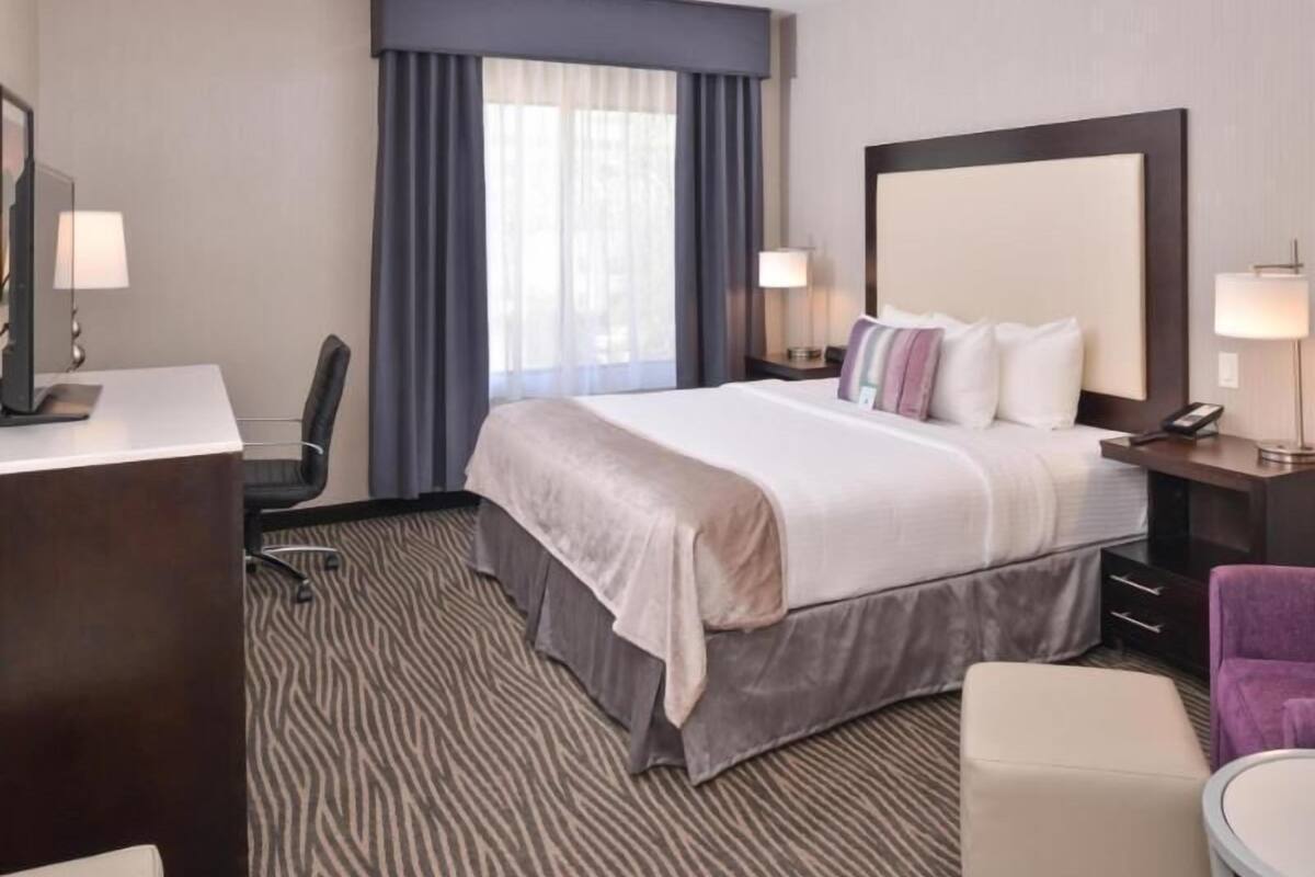 Roupas de cama premium, cofres nos quartos, escrivaninha