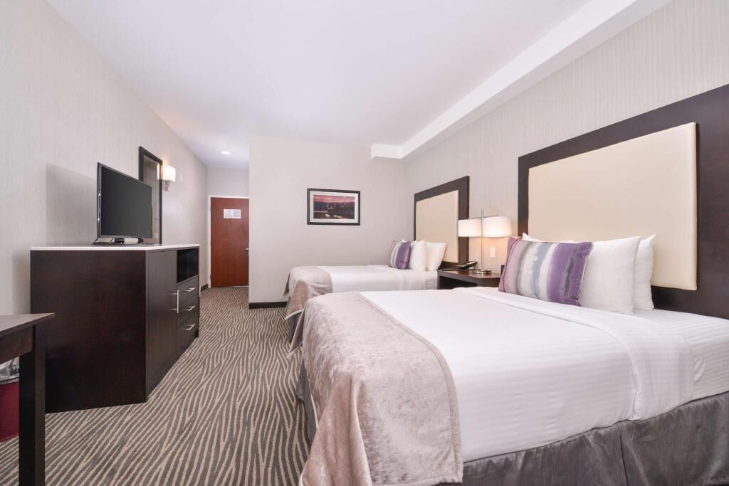 Roupas de cama premium, cofres nos quartos, escrivaninha