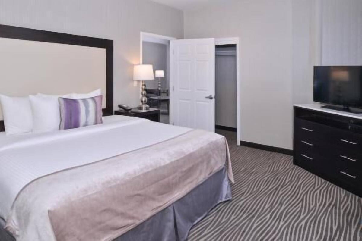 Roupas de cama premium, cofres nos quartos, escrivaninha