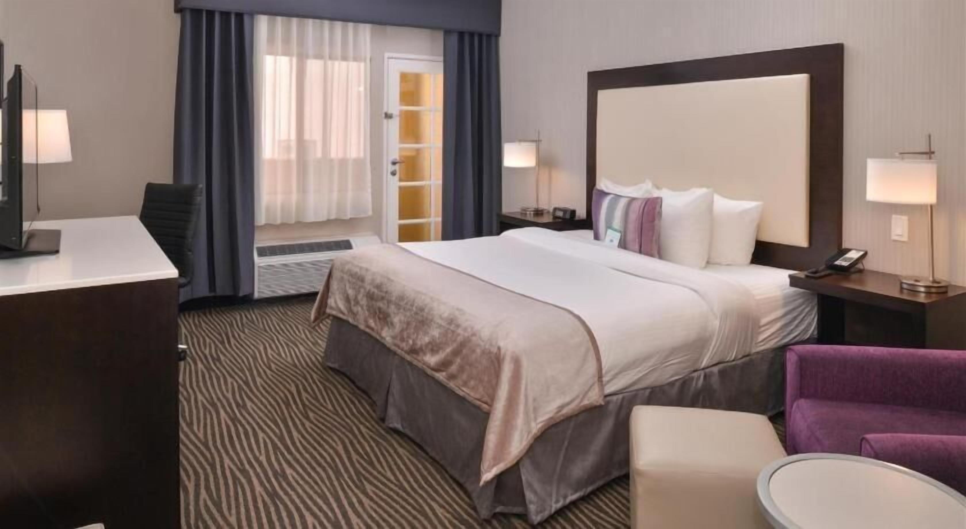 Roupas de cama premium, cofres nos quartos, escrivaninha