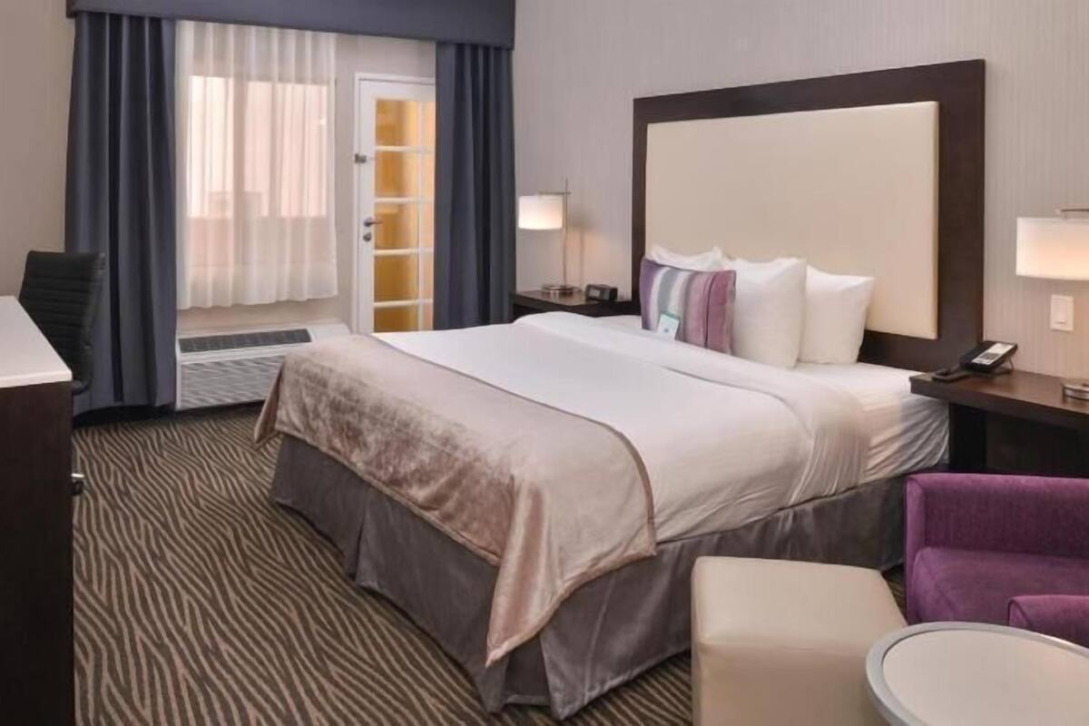 Roupas de cama premium, cofres nos quartos, escrivaninha
