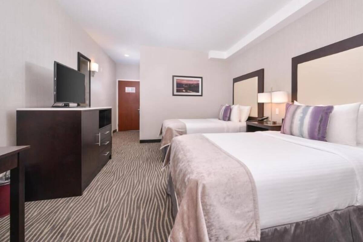 Roupas de cama premium, cofres nos quartos, escrivaninha