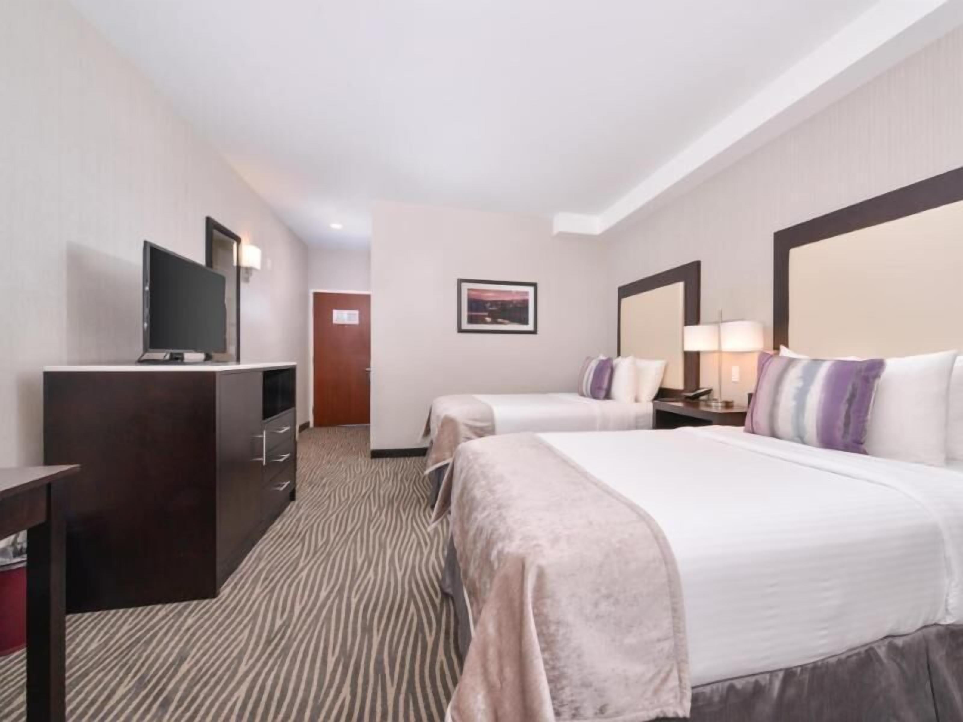 Roupas de cama premium, cofres nos quartos, escrivaninha