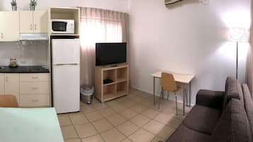 Apartamento superior, 1 cama Queen, para não fumantes, cozinha americana (Separate Living Room) | Cozinha privada | Geladeira, micro-ondas, cafeteira/chaleira, chaleira elétrica