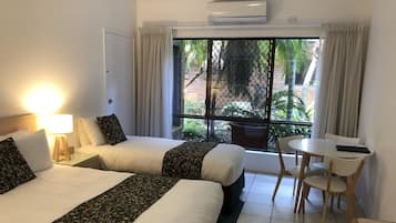 Quarto superior, várias camas, micro-ondas, no piso térreo (Ground Floor) | Roupas de cama premium, frigobar, cofres nos quartos, escrivaninha