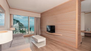 Suíte premium, vista para o oceano | Área de estar | TV de plasma