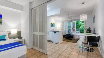 Apartamento Deluxe, 1 quarto | Sala de estar | Smart TV de 43 polegadas com canais via satélite, televisor