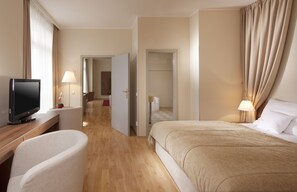 Suite, 1 cama de casal | Minibar, cofre no quarto, secretária, cortinas/cortinados opacos 