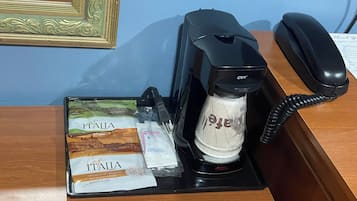 Secretária, cortinas/cortinados opacos, ferro/tábua de engomar