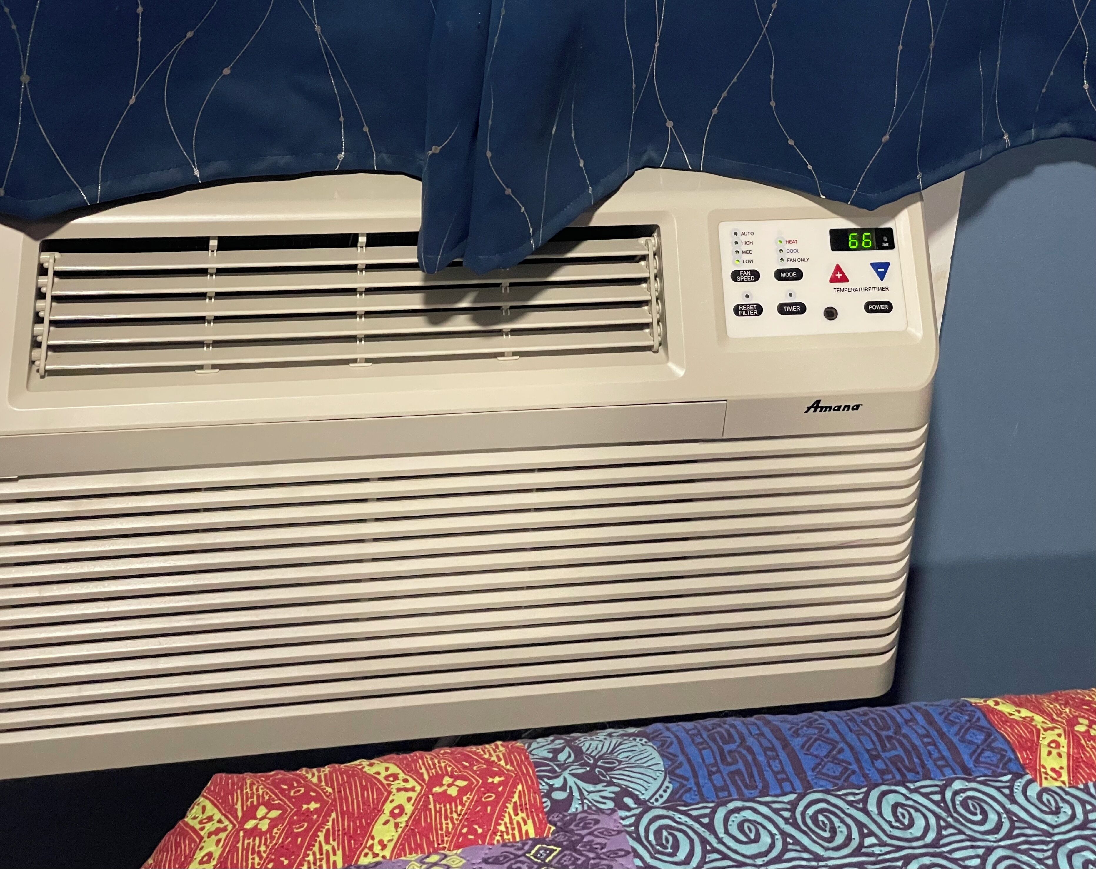 Secretária, cortinas/cortinados opacos, ferro/tábua de engomar 