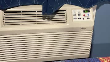 Secretária, cortinas/cortinados opacos, ferro/tábua de engomar