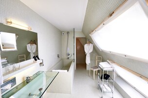 Quarto Superior | Casa de banho | Um chuveiro fixo, artigos de higiene ecológicos, um secador de cabelo