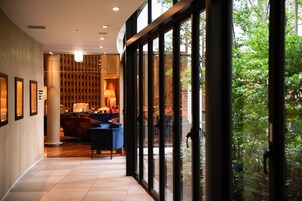 Este bar no lobby do hotel