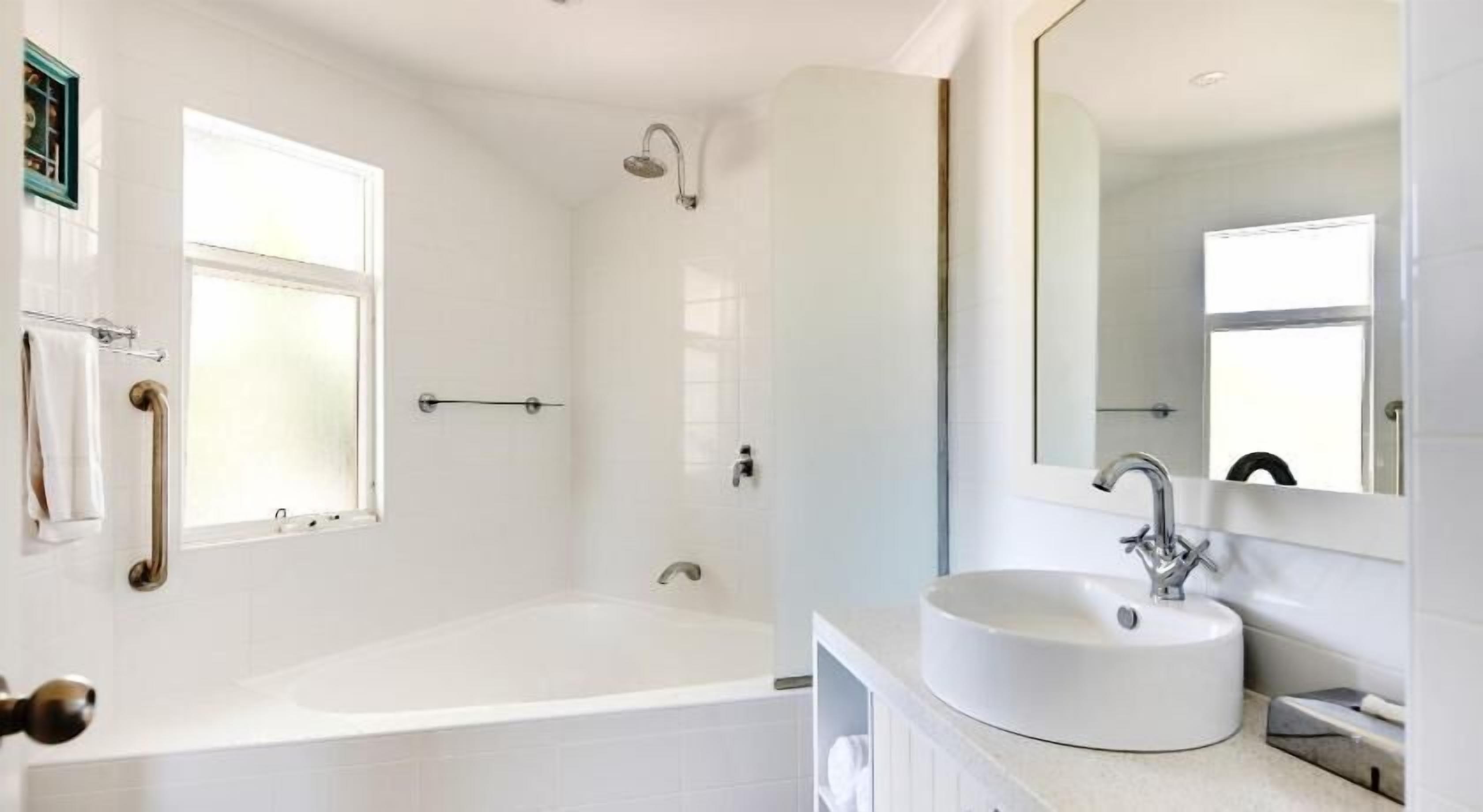 Casa de banho | Uma combinação polibã/banheira, artigos de higiene pessoal grátis 