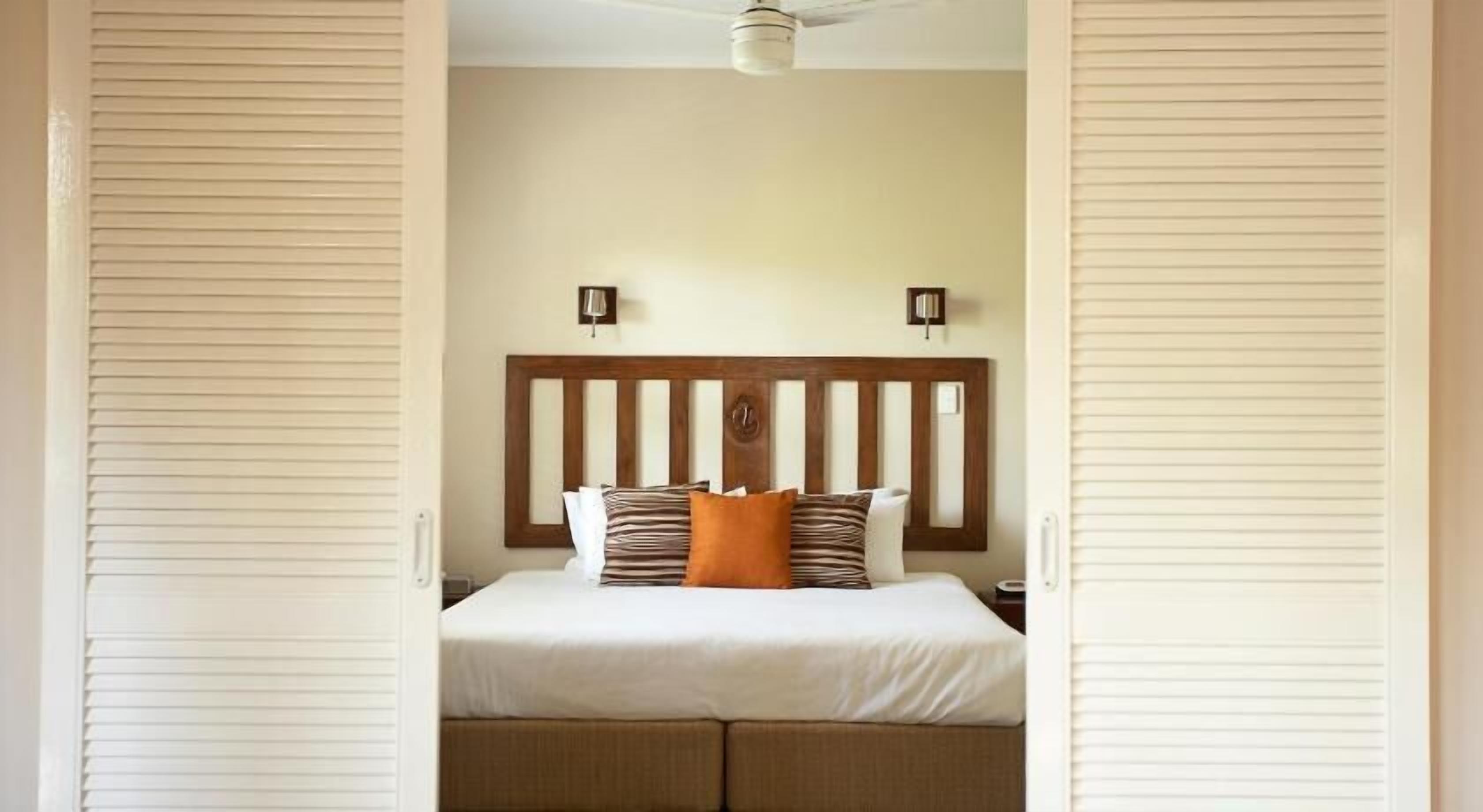 1 quarto, roupa de alta qualidade, cofre no quarto, secretária 