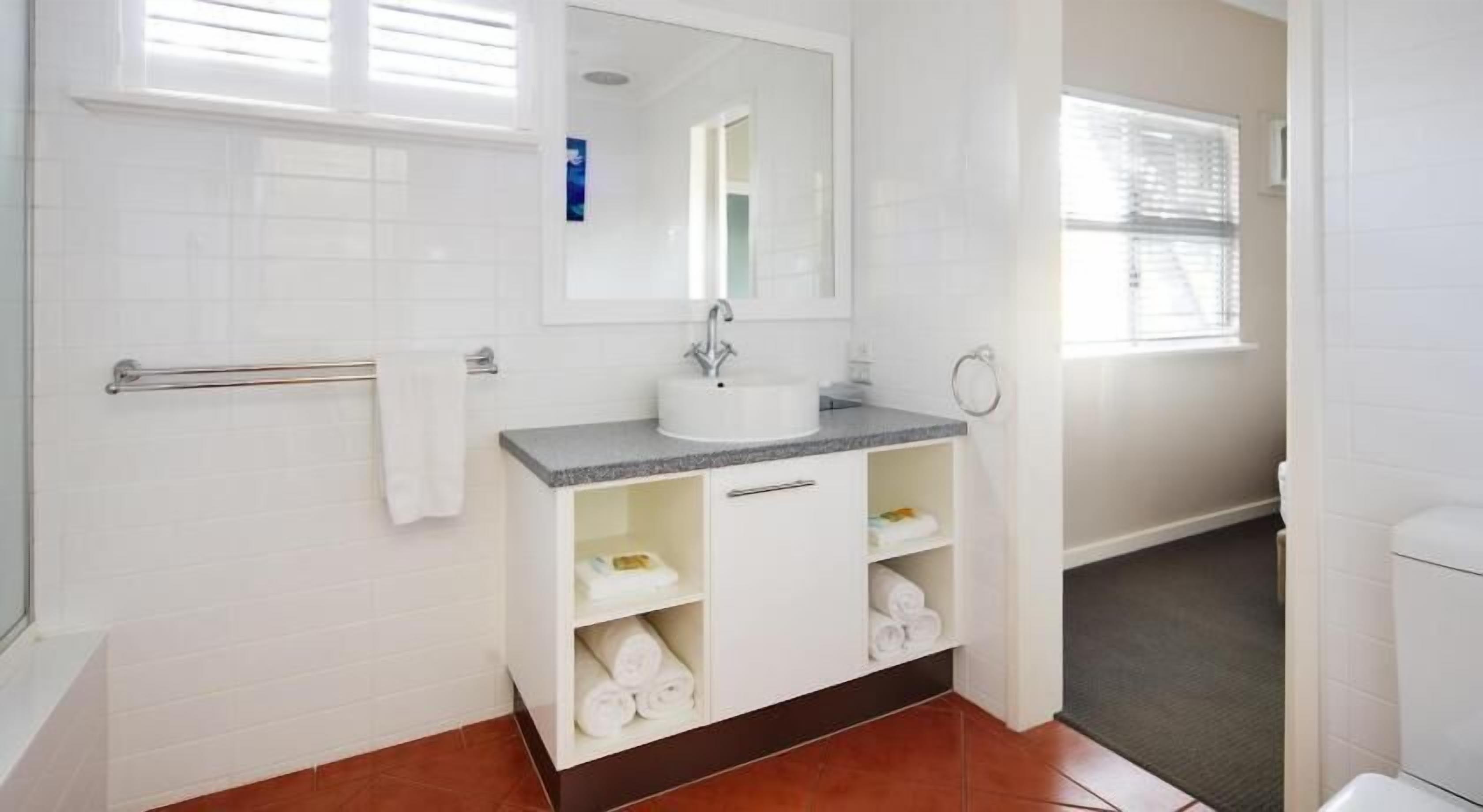 Casa de banho | Uma combinação polibã/banheira, artigos de higiene pessoal grátis 