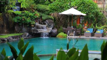 Piscina exterior, espreguiçadeiras