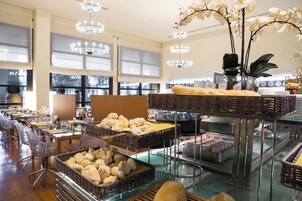 Pequeno-almoço completo diário (15 EUR por pessoa) 