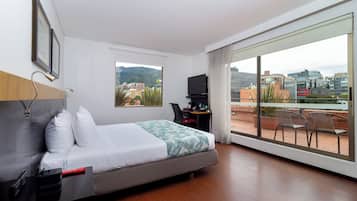 Apartamento Superior | Roupa de alta qualidade, edredões de penas, camas de colchão pillowtop