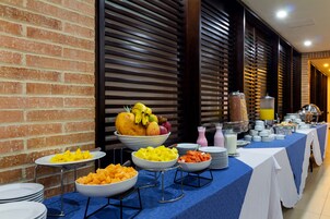 Café da manhã completo todos os dias (COP 30000 por pessoa) 