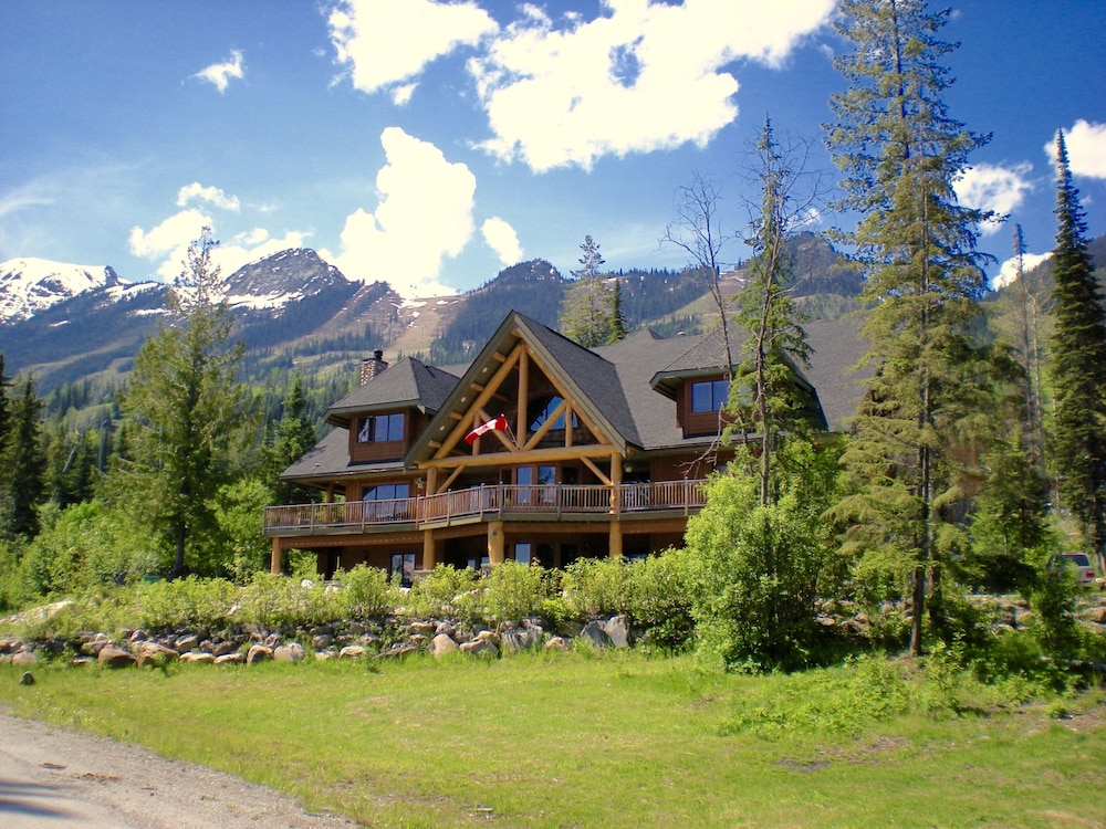 Vagabond Lodge At Kicking Horse Resort - British Columbia