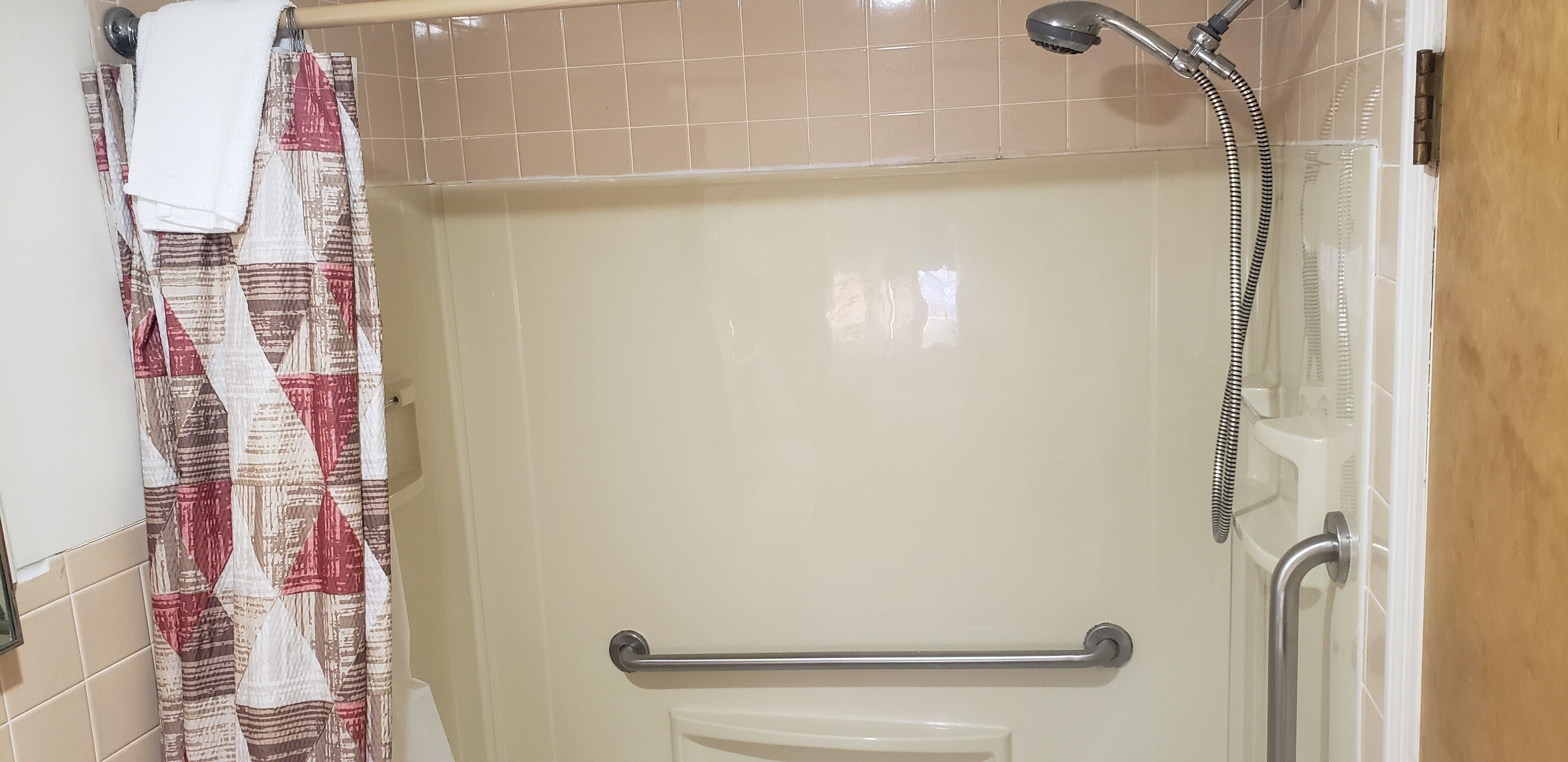 Quarto solteiro, acessível | Banheiro | Chuveiro/banheira combinados, secador de cabelo, toalhas de banho 