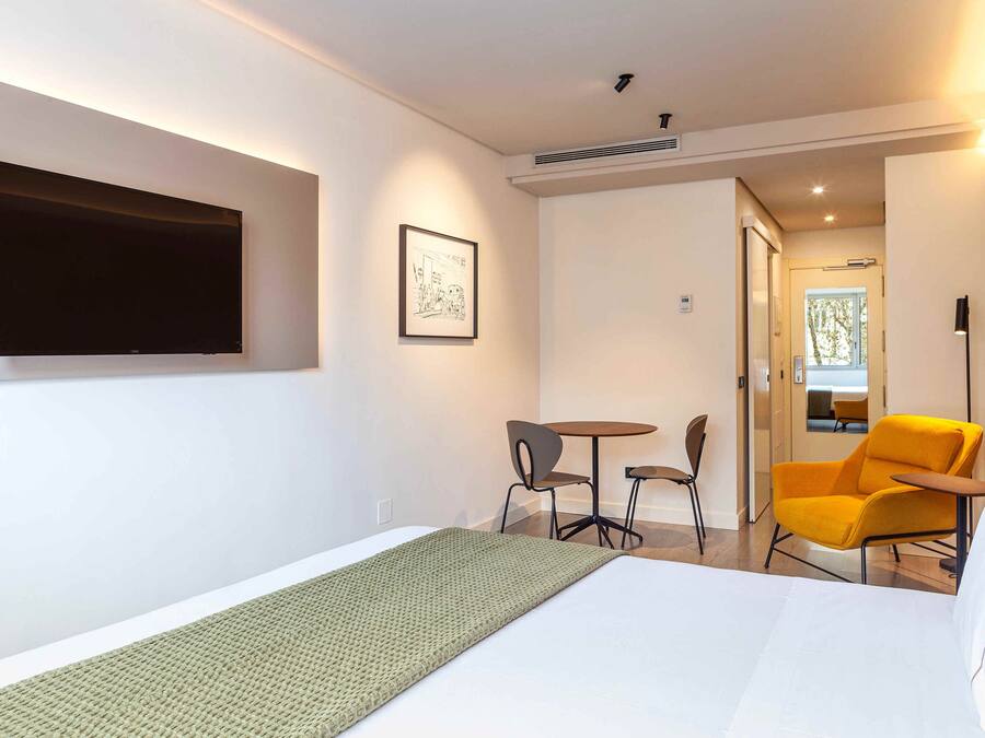 Roupa de alta qualidade, edredões de penas, minibar, cofre no quarto