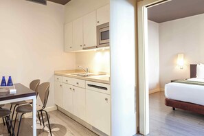 Suite Executiva, acessível | Cozinha privada | Um micro-ondas, uma placa de cozinha, uma chaleira elétrica 