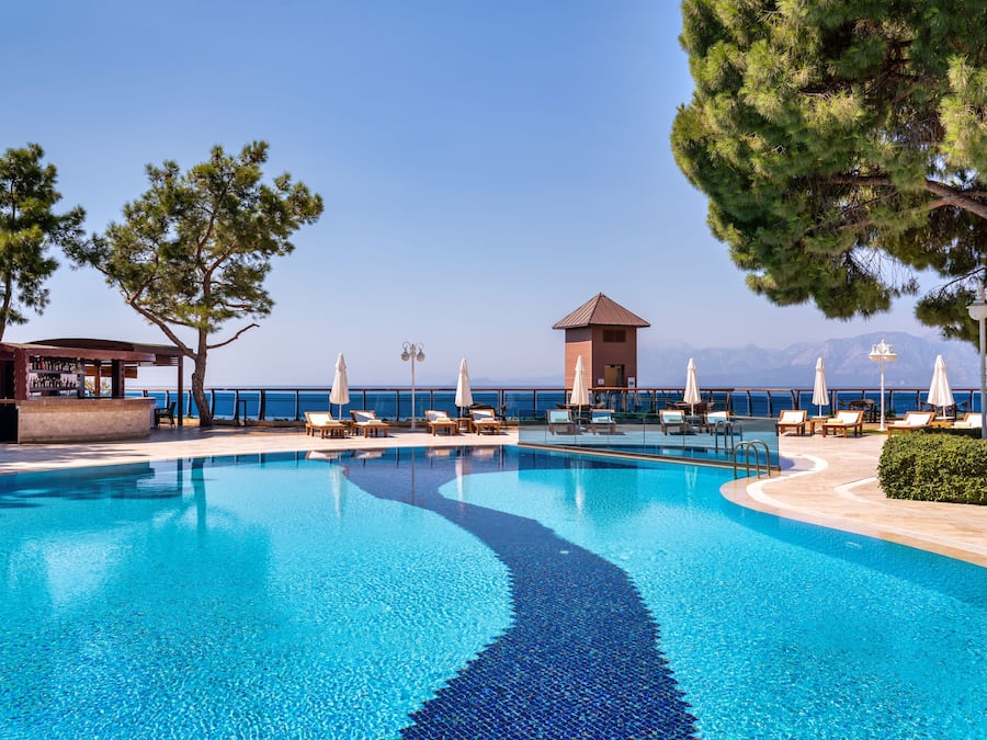 Piscina interior, piscina exterior sazonal, guarda-sóis