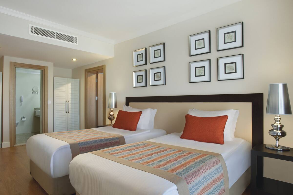 Roupa de alta qualidade, minibar grátis, cofre no quarto, Wi-fi grátis 