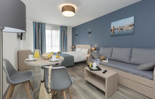 Secretária, cortinas/cortinados opacos, berços/camas para crianças 