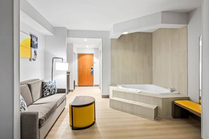 Suite, 1 cama king-size e sofá-cama, não fumadores, banheira de hidromassagem | Roupa de alta qualidade, cofre no quarto, secretária 