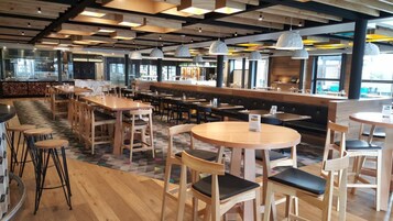 2 restaurantes, pequenos-almoços servidos 