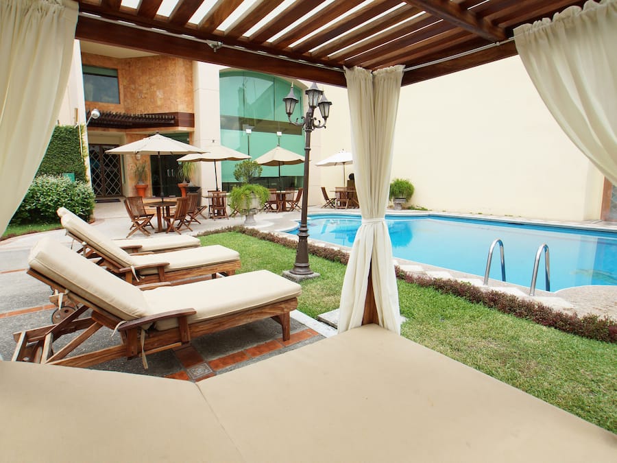 Terraço com espreguiçadeiras