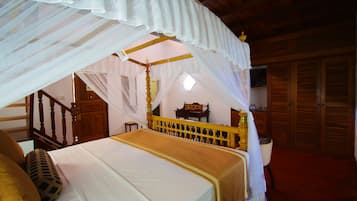 Minibar, cofre no quarto, secretária, ferro/tábua de engomar