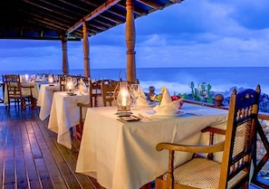 2 restaurantes, com serviço de café da manhã e almoço; culinária local