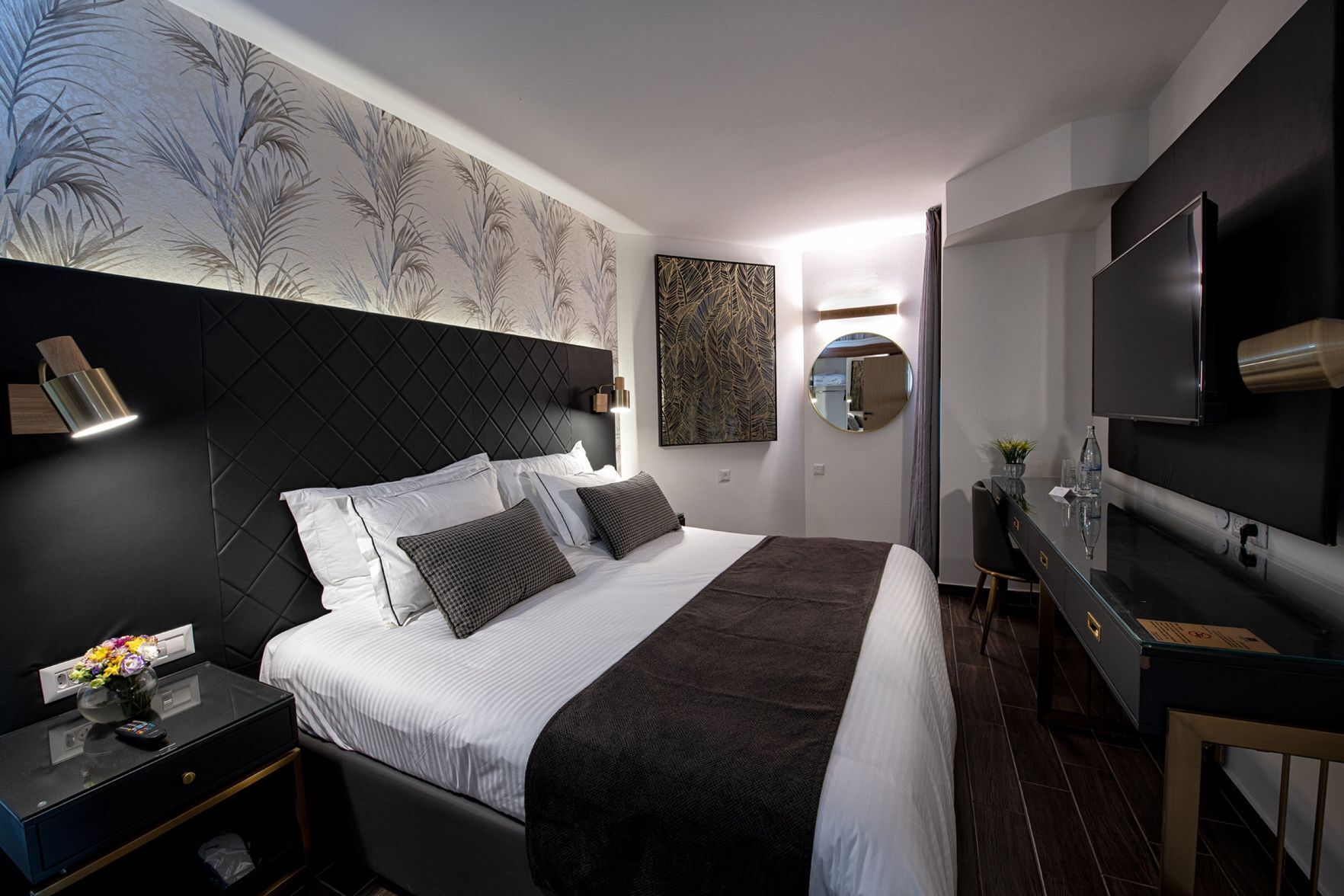 Minibar, cofre no quarto, secretária, quartos insonorizados 