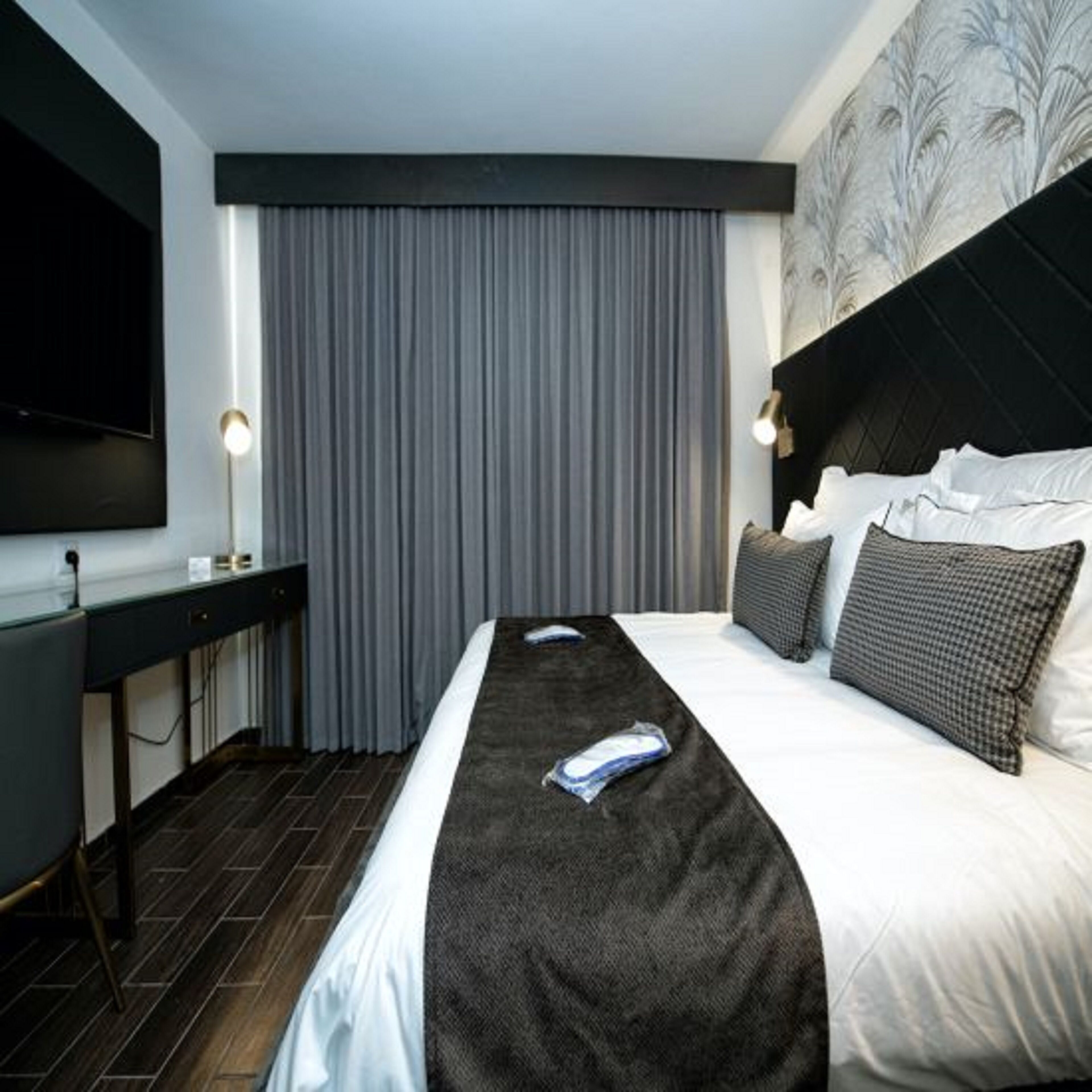 Minibar, cofre no quarto, secretária, quartos insonorizados 