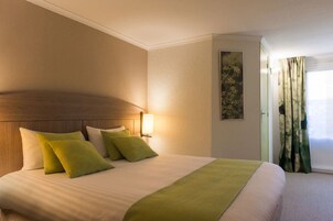 Escrivaninha, berços grátis, Wi-Fi de cortesia, roupa de cama
